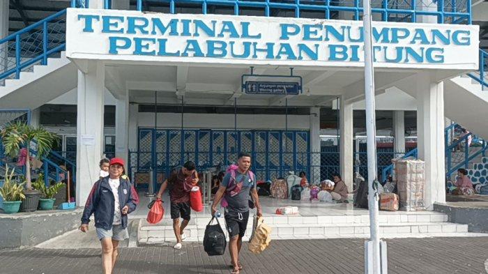 Penumpang Tinggalkan Pelabuhan Samudera Bitung Sulut, KM Sinabung ...