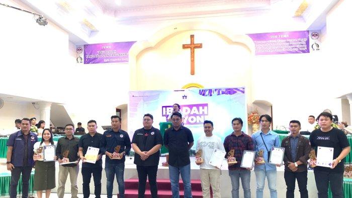 Ketua Pemuda GMIM Pnt Rio Dondokambey Serahkan Hadiah Pemenang Lomba ...