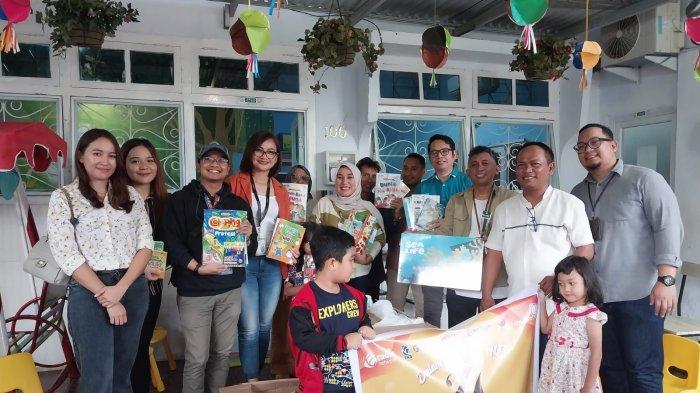Rayakan HUT ke-27, Smart FM Manado Donasikan Ratusan Buku di Taman Bacaan Masyarakat Literasi ...
