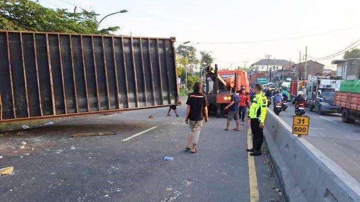 Kecelakaan Maut, Satu Orang Tewas, Truk Kontainer Tabrak Truk lain hingga Terguling ...