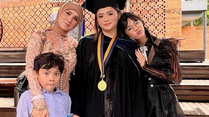 Momen Kompak Mulan Jameela dengan Mantan Suami Saat Wisuda Tiarani ...