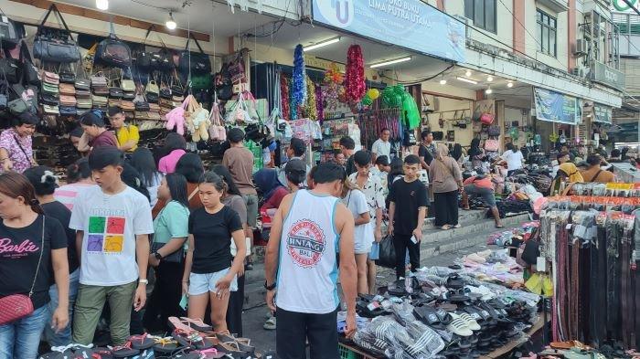 Potret Warga Sulawesi Utara Banjiri Pasar 45 Manado Belanja Pakaian ...