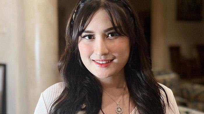 Potret Terbaru Angbeen Rishi Istri Adly Fairuz Jadi Sorotan, Dipuji ...