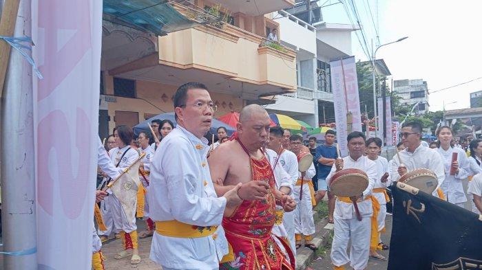 Prosesi Tiam Hio, Tangsin Kunjungi Rumah dan Toko Umat Tridharma di ...