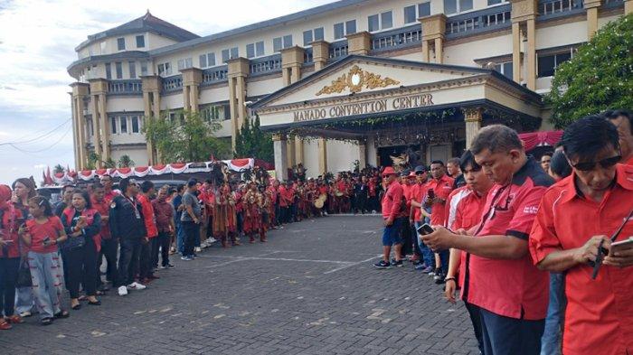 Ratusan Pendukung PDIP Sambut Ganjar Pranowo di Manado Convention ...
