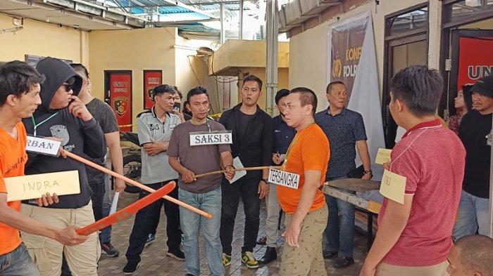 Potret Rekonstruksi Pembunuhan Bemo Preman Manado, Dijaga Ketat Polisi ...