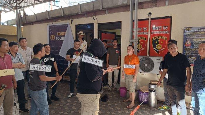 Potret Rekonstruksi Pembunuhan Bemo Preman Manado, Dijaga Ketat Polisi ...