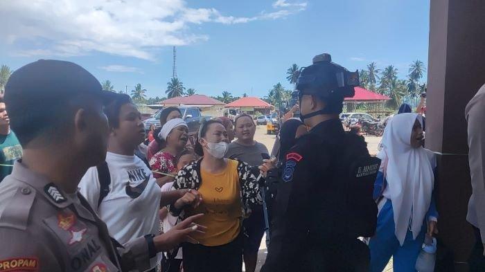 Keluarga Korban Teriaki Tersangka Pembunuhan Bocah di Boltim Saat ...