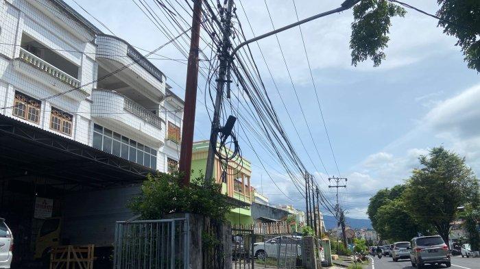 Potret Kabel Semrawut di Jalan Sam Ratulangi Manado, Tergantung dengan ...