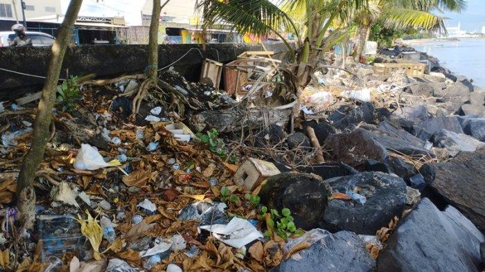 Sampah Berserakan di Pantai Boulevard Tuminting Manado Sulawesi Utara ...