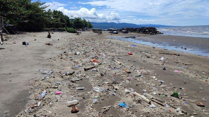 Libur Panjang Berakhir, Sampah Plastik Berserakan di Pesisir Boulevard ...
