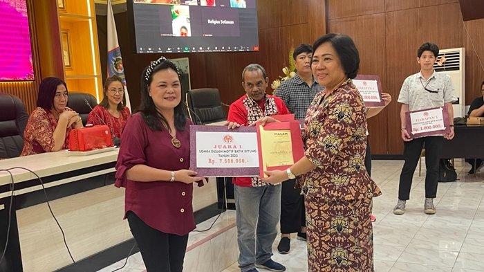 Sandra Rimporok Warga Kaima Minahasa Utara, Juara 1 Lomba Desain Motif ...