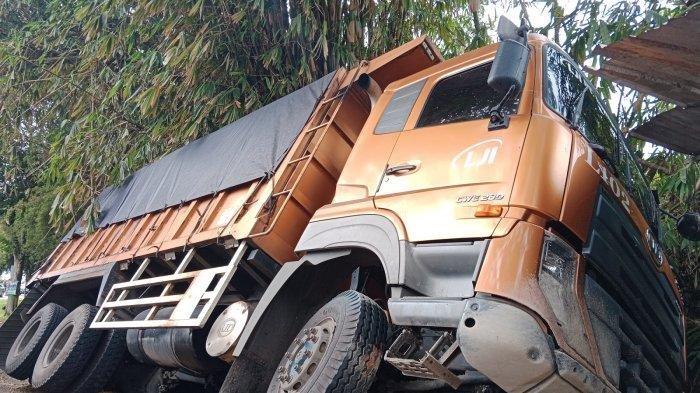 Kecelakaan Maut, Pemotor Remaja Tewas di TKP, Tertabrak Truk Tronton Muatan Batu Bara ...