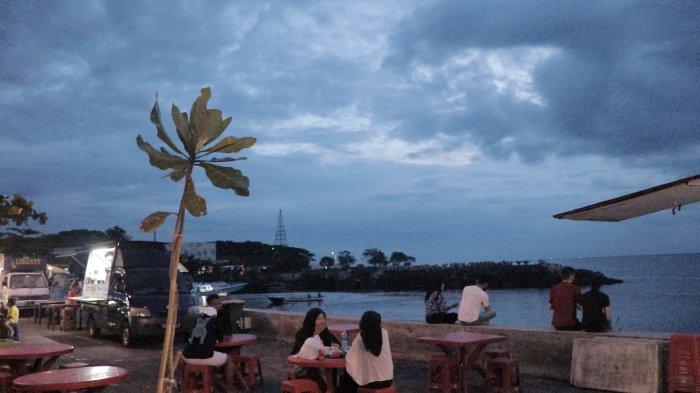 Sejumlah Warga Menikmati Sunset di Pesisir Pantai Kawasan Megamas ...