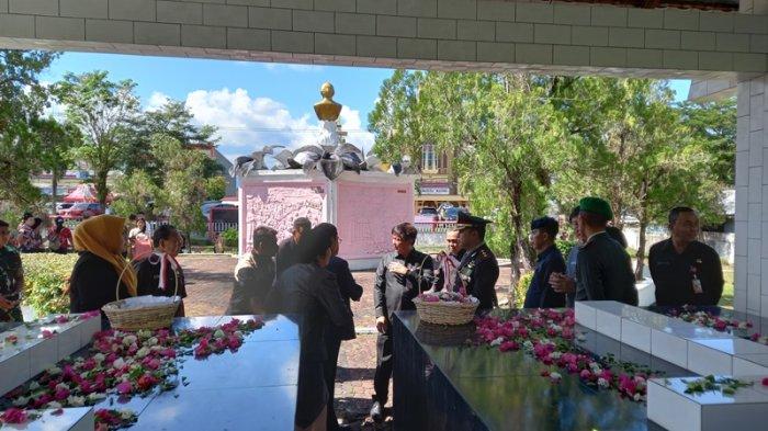 Sekda Minut Ziarah ke Makam Pahlawan Maria Walanda Maramis, Ajak ...