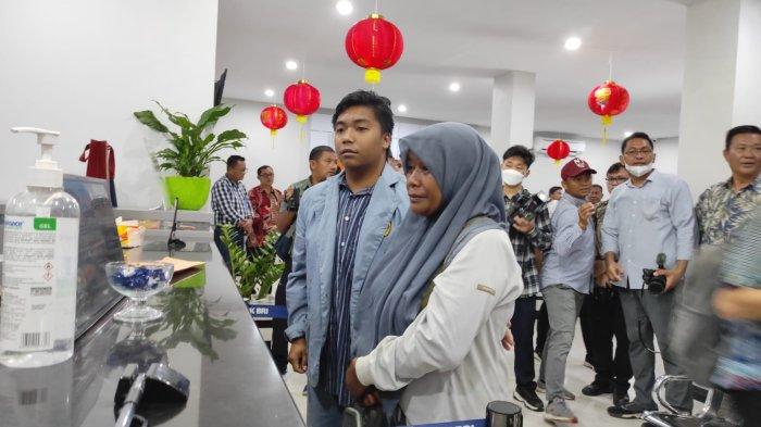 Ibunya Nekat Temui Jokowi, Mahasiswa Unsrat Devid Telussa Dapat Bantuan ...