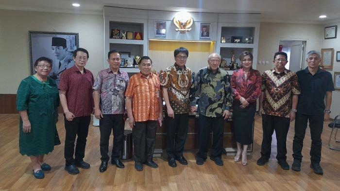 BREAKING NEWS : Penginjil Dunia Stephen Tong Tiba di Manado, Gelar KKR ...