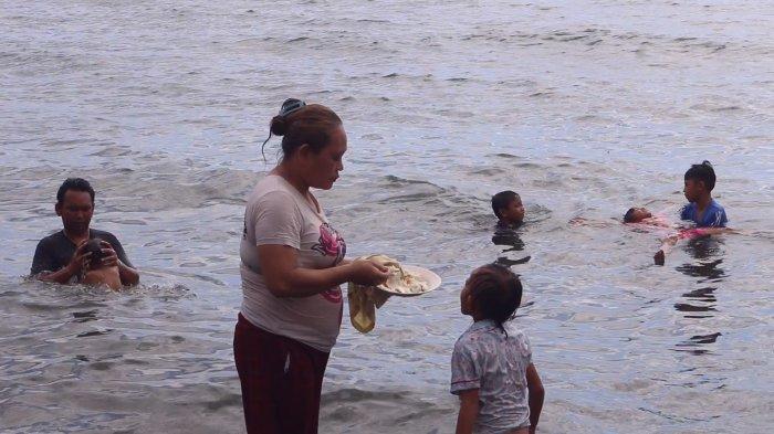 BERITA FOTO: Wisata Pemandian Pantai Maasing Manado Sulawesi Utara ...