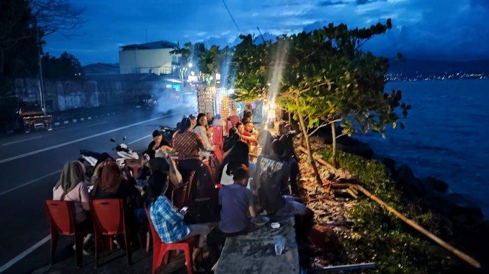 Tempat Wisata Kuliner Pinggir Pantai di Boulevard ll Manado Sulawesi ...
