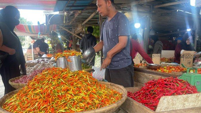 Pedagang di Pasar Girian Bitung Sulawesi Utara Perkirakan Harga Cabai ...