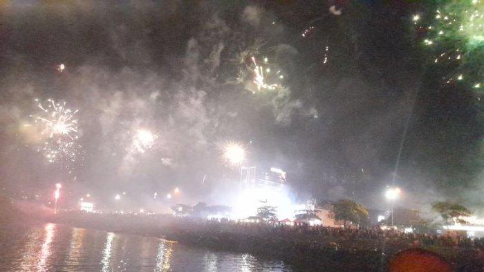 Pesta Kembang Api Warnai Malam Pergantian Tahun di Kota Manado Sulawesi Utara - Tribunmanado.co.id
