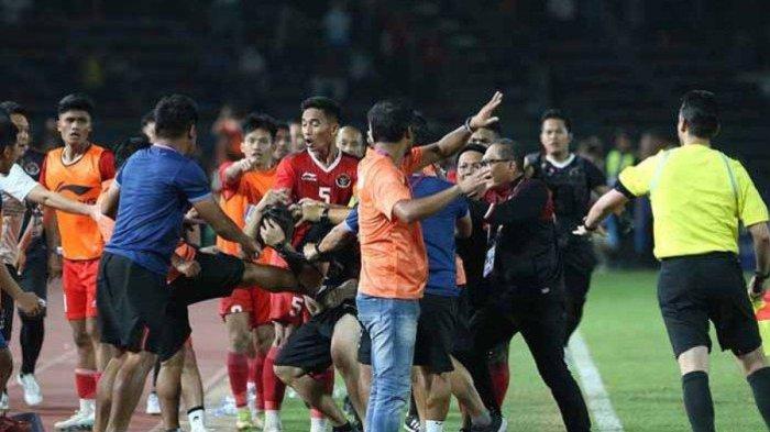 Video Detik-detik Manajer Timnas Indonesia U22 Sumardji Dikeroyok ...