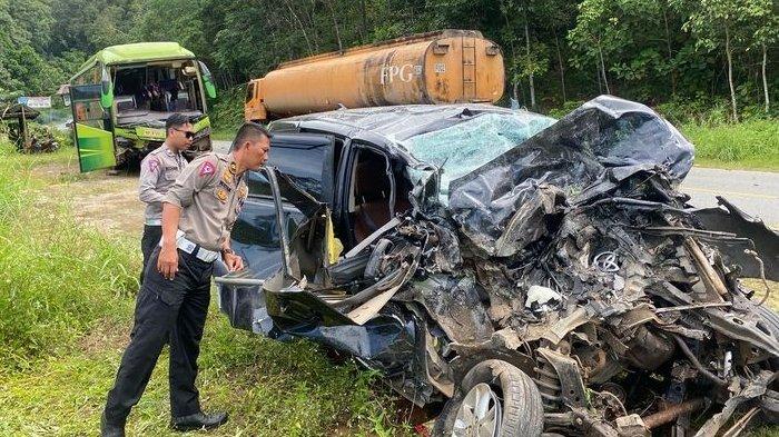 Kecelakaan Maut, 2 Orang Tewas, Mobil hilang Kendali lalu Tabrakan dengan Bus - Tribunmanado.co.id