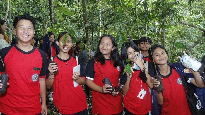 Siswa SMP Negeri 1 Airmadidi Sulawesi Utara Adopsi Pohon di Taman ...