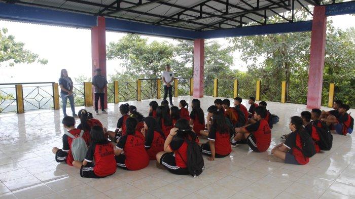 Siswa SMP Negeri 1 Airmadidi Sulawesi Utara Adopsi Pohon di Taman ...
