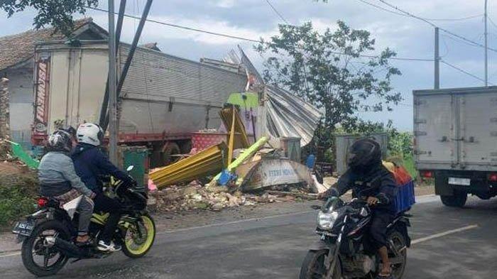 Kecelakaan Truk Kontainer Tabrak Warung dan 4 Kendaraan, 1 Orang Tewas, 2 Lainnya Luka-luka ...