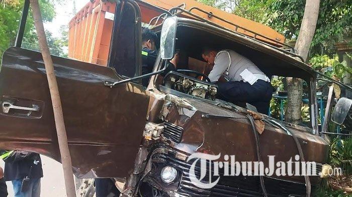 Diduga Akibat Kelelahan dan Mengantuk, Truk Hantam Lampu Jalan hingga Patah, Sopir Kejang-kejang ...