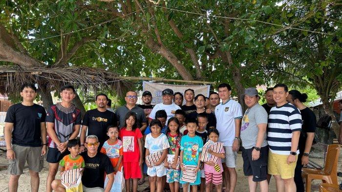 Resmob Polda Sulawesi Utara bersama Jurnalis Berbagi Buku Tulis dan ...