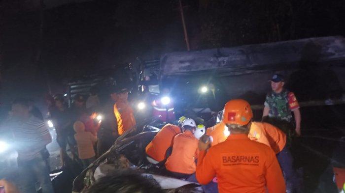 Tim SAR Amurang Lakukan Evakuasi 4 Korban Tabrakan Maut Tanjakan Munte Minsel Sulawesi Utara ...