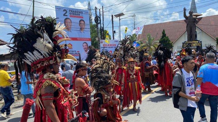 Tarian Kabasaran Khas Minahasa Lakukan Persiapan Penyambutan Prabowo di ...