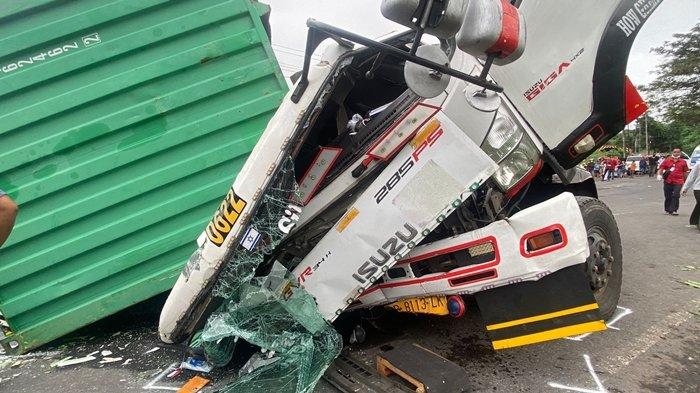 Proses Evakuasi Pengemudi Truk yang Meninggal Kecelakaan di Jalan Ring Road Manado Sulawesi ...