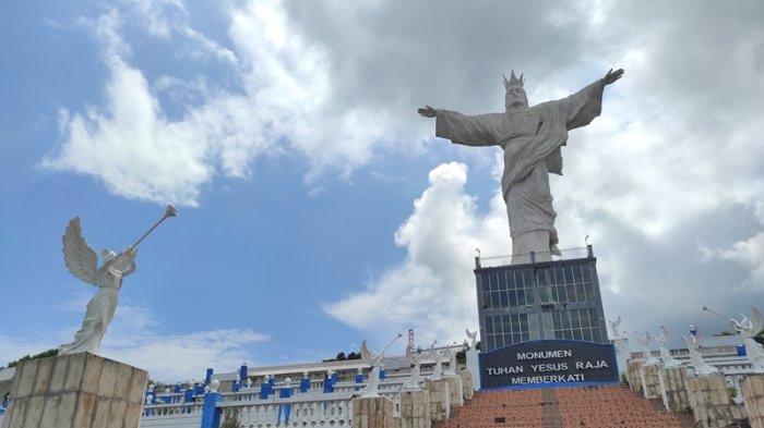 Potret Patung Tuhan Yesus Raja Memberkati Melonguane Talaud Sulut, Ikon ...