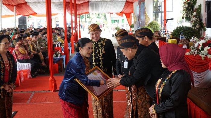 Mengukir Dedikasi dalam Pendidikan dan Literasi, Rektor Intiyas Terima ...