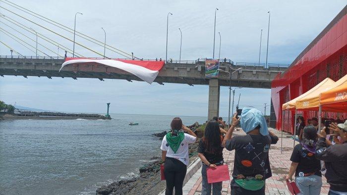 Bendera Merah Putih Berkibar di Jembatan Soekarno, Upacara Sumpah ...