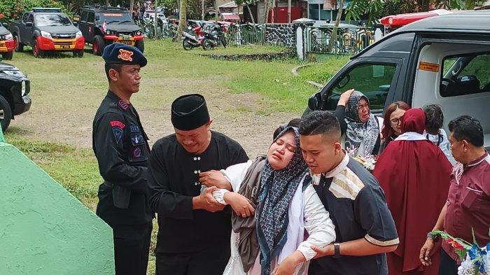 Foto Pemakaman Briptu Rudi Agung Ashari di TMP Mongkonai Kotamobagu ...