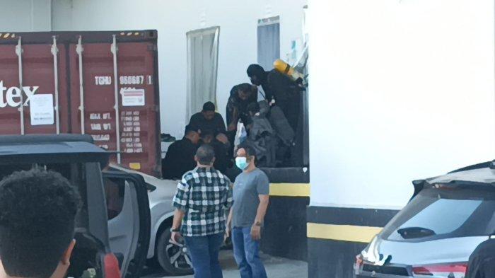 Tim KBR Gegana Brimob Polda Sulawesi Utara ke PT Samudera Ulam ...