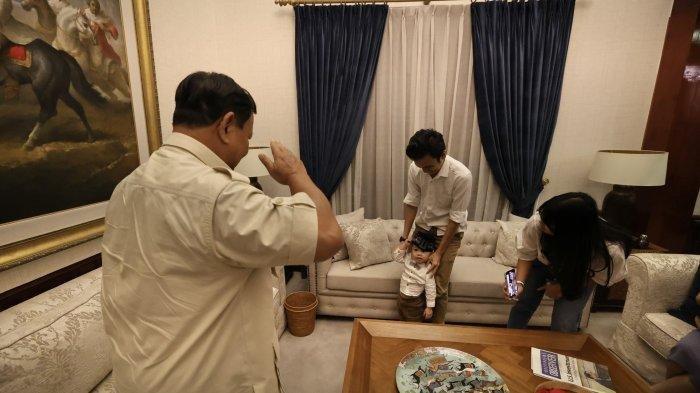 Viral Momen Unik Pertemuan Bayi Jenius Kenkulus dan Prabowo, Kiss Bye ...