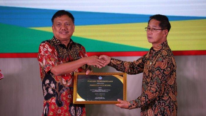 Kota Bitung Peringkat II Paritrana Award, Hengky Honandar Terima Penghargaan dari Gubernur Sulut ...