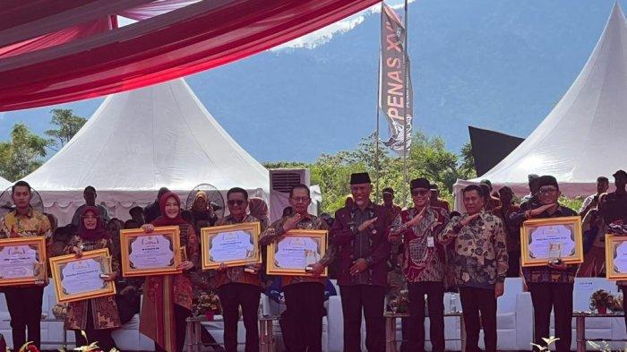 Wali Kota Bitung Maurits Mantiri Terima Penghargaan dari Menteri ...
