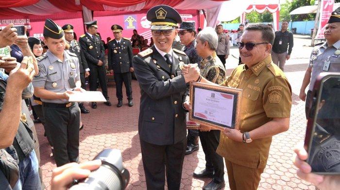 Wali Kota Bitung Maurits Mantiri Terima Penghargaan dari Kemenkumham ...