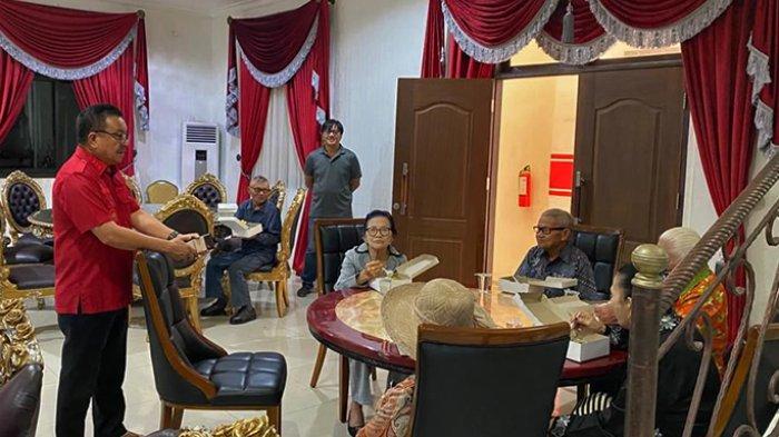Potret Pertemuan Wali Kota Bitung Maurits Mantiri dengan Lansia dari ...