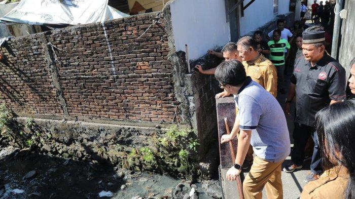 Andrei Angouw Cek Kondisi Pemukiman di Titiwungen Manado Sulut: Parit ...