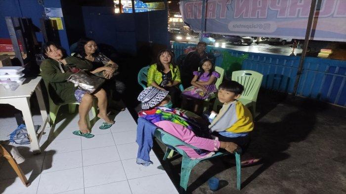 Korban Banjir Paal 2 Manado Sulawesi Utara Mengungsi di Rumah Makan ...
