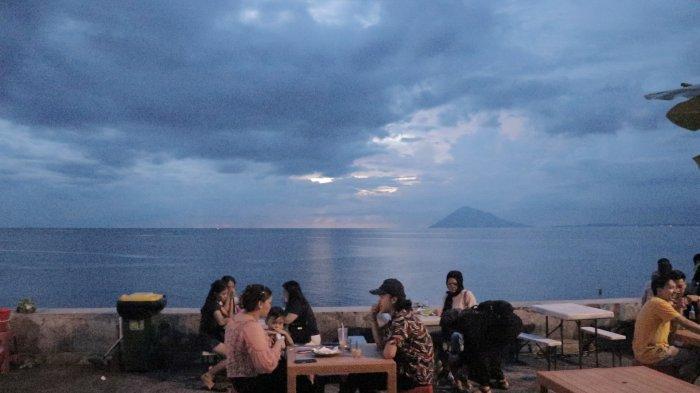 Sejumlah Warga Menikmati Sunset di Pesisir Pantai Kawasan Megamas Manado Sulawesi Utara ...
