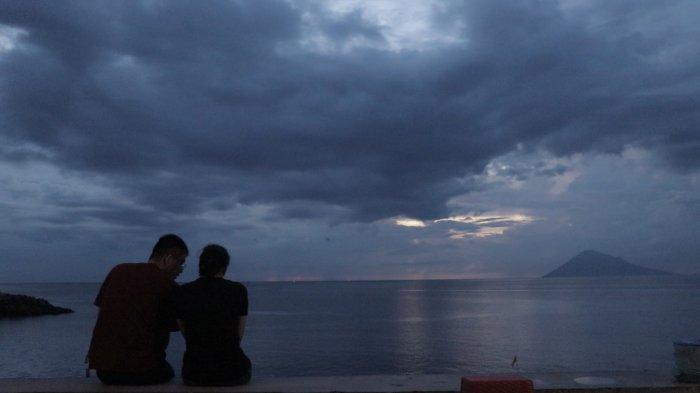 Sejumlah Warga Menikmati Sunset di Pesisir Pantai Kawasan Megamas Manado Sulawesi Utara ...
