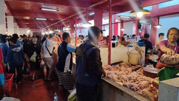 H-1 Natal, Harga Daging Ayam dan Babi di Pasar Bersehati Manado ...